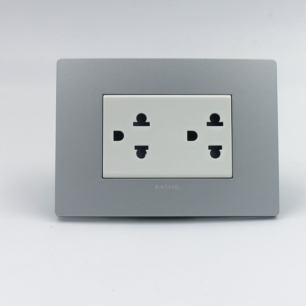TOMACORRIENTE DUPLEX UNIVERSAL CON TIERRA SINTHESI S33 PLATA Y DADO BLANCO - Real Plaza
